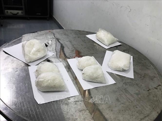 'Ngụy trang' 5 kg ma túy đá dưới yên và trong bình xăng xe máy