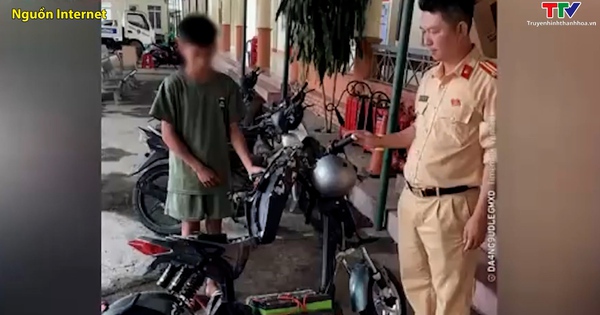 Học sinh lớp 9 đánh võng trước đầu ô tô khiến nhiều người thót tim